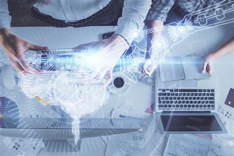 함께 일하는 남자와 여자의 이중 노출과 인간의 뇌 홀로그램 그리기 브레인스토밍 컨셉 컴퓨터 배경입니다 맨 위 보기 비즈니스에