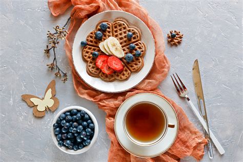 바나나와 회색 배경에 접시에 블루베리와 수 제 와플 케이크의 조각 보기 클로즈업 와플에 대한 스톡 사진 및 기타 이미지 와플 하트 모양 0명 Istock