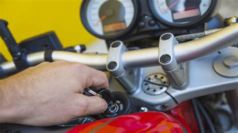 Gak Perlu Panik Begini Cara Buka Kunci Motor Yang Tertutup