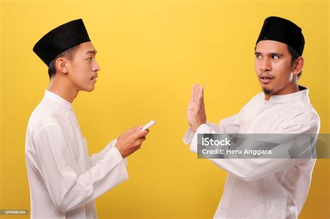 젊은 아시아 무슬림 남자 거부 자선 에서 그의 친구 에 라마단 카림 감사에 대한 스톡 사진 및 기타 이미지 감사 거절하기 금지됨 Istock