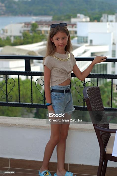 Gadis Berlibur Di Turki Foto Stok Unduh Gambar Sekarang Bikini