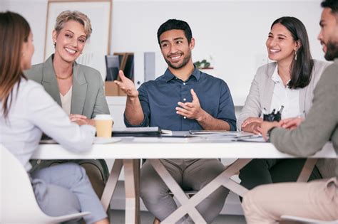 사무실에서 브레인스토밍하는 비즈니스 인력 팀의 촬영 25 29세에 대한 스톡 사진 및 기타 이미지 25 29세 30 34세 60 64세 Istock