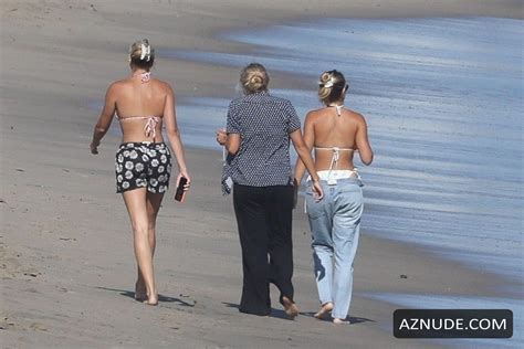 Sofia Richie Enjoys A Sunset Stroll Along The Beach Along With Her Friends In Malibu Aznude