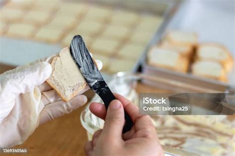 비스킷을 만들기 위해 빵의 작은 조각에 버터를 확산 여자 소셜 미디어 음식 트렌드 홈메이드 비스킷 버터에 대한 스톡 사진 및 기타 이미지 Istock