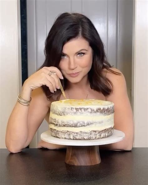 Tiffani Thiessen 51 Goes Totally Nude As She Digs Into ‘naked Carrot Cake And Asks Fans ‘how