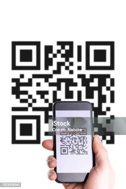 Qr 코드 기술 손 지불에 대 한 모바일 스마트폰 화면을 들고 온라인 지불 디지털 휴대 전화에 Qr 코드 스캐너와 바코드 기술을 스캔 휴대 전화 응용 프로그램을 사용하여