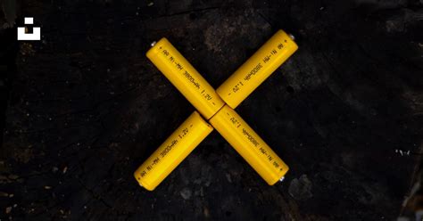 검은 표면에 노란색 플라스틱 머리 빗 사진 Unsplash의 무료 화학 반응 이미지