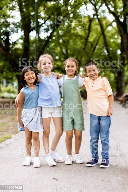 공원에서 즐거운 시간을 보내는 아시아 및 백인 어린이 그룹 다민족 그룹에 대한 스톡 사진 및 기타 이미지 다민족 그룹 혼혈인 단체 Istock
