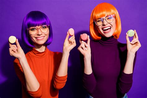 두 가지 좋은 매력적인 쾌활한 쾌활한 기쁜 여자의 클로즈업 초상화 는 밝은 선명한 선명한 보라색 보라색 라일락 색상 배경에 고립