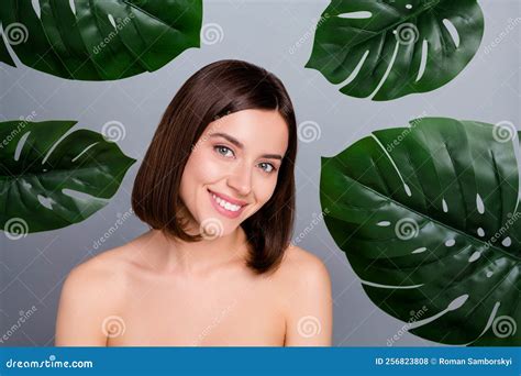 Foto De Una Jovencita Alegre Dama De Pie Hojas Verdes Cuidado De La