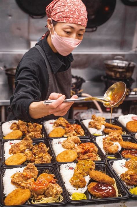 東京下町「激安弁当店」大繁盛の舞台裏 Snsを駆使して集客「200円弁当は継続していきたい」 マネーポストweb