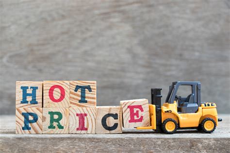 장난감 지게차 보유 나무 배경에 단어 뜨거운 가격을 완료 하려면 편지 블록 E 가격에 대한 스톡 사진 및 기타 이미지 가격 광고 구매 Istock