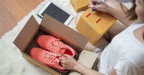 여성 기업가 소유자 Sme 비즈니스는 스마트 폰 노트북 및 포장 상자로 주문을 확인하여 고객에게 보내고 있습니다 사진 Unsplash의 산업 이미지