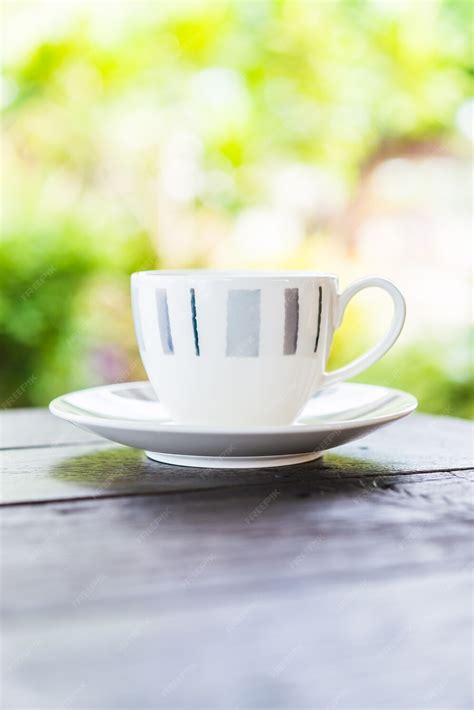 나무 테이블에 커피 컵 무료 사진