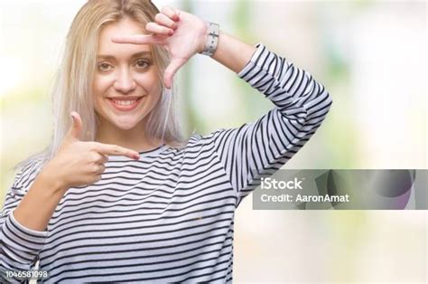 손으로 만드는 프레임 및 행복 한 얼굴로 손가락을 웃 고 고립 된 배경 위에 젊은 금발 여자 창의력과 사진 개념입니다 개념에 대한 스톡 사진 및 기타 이미지 Istock