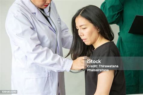 의사는 환자의 맥 박을 측정 하 고 있다 여성 의료 의사가 그녀의 환자를 검사입니다 의사가 여성 환자의 혈압을 측정입니다 2명에 대한 스톡 사진 및 기타 이미지 Istock