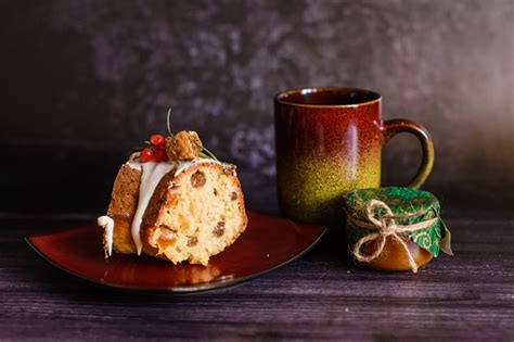 어두운 배경에 컵 옆에 있는 세라믹 접시에 설탕에 절인 과일을 곁들인 케이크 한 조각 0명에 대한 스톡 사진 및 기타 이미지 0명 갈색 건과일 Istock