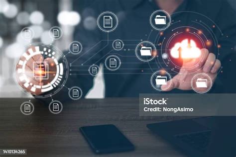 온라인 문서 저장 및 클라우드 기술 개념 사업가는 가상 화면의 보안 시스템 및 데이터 저장 아이콘에 대한 노트북 작업 및 현대 백업 데이터를 사용합니다 Brand Name