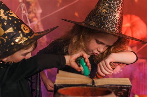 검은 마녀 의상과 할로윈 장식에 모자를 쓴 어린 소년과 소녀 할로윈 개념 10월에 대한 스톡 사진 및 기타 이미지 10월 2명 4 5세 Istock