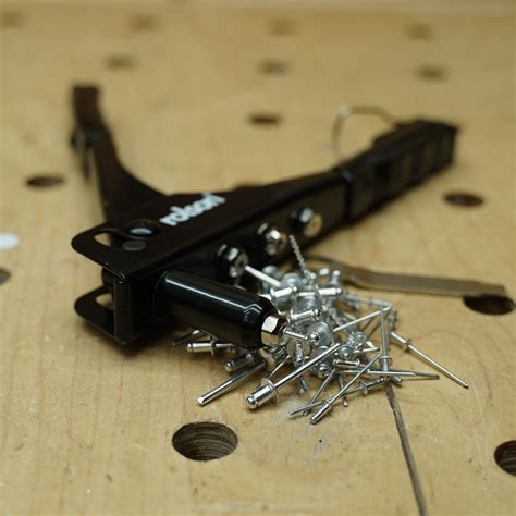 Rolson Four Head Rivet Gun Comes With 60 Rivets 44409 Sprayster