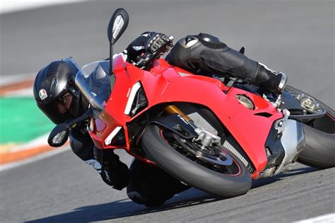 Pirelli Diablo Supercorsa SP, le nuove V3 - News - Moto.it