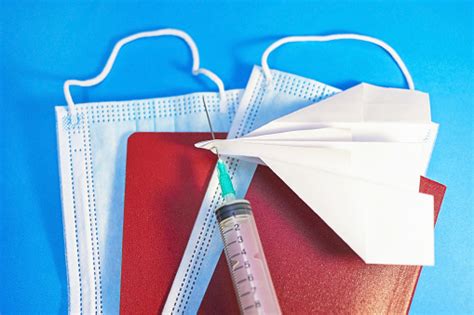 백신과 주사기 얼굴 마스크 종이 비행기와 앰플 유럽 국가 사이의 관광 및 여행에 대한 새로운 규칙의 개념 포커스 없음 흐림