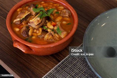 Feijoada Branca는 포르투갈 북부의 전형적인 접시로 흰 콩과 돼지 고기로 만든 포르투갈 브라가 입니다 0명에 대한 스톡 사진 및 기타 이미지 Istock