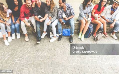 스마트폰 사용 하 고 마시는 커피 야외청소년 기술 동향 재미젊음과 우정 개념센터에 주요 초점 Multiracial 친구의 그룹 우정에 대한 스톡 사진 및 기타 이미지