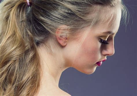 Schönes Blondes Mädchen Mit Dem Langen Gelockten Haar über Purpurrotem