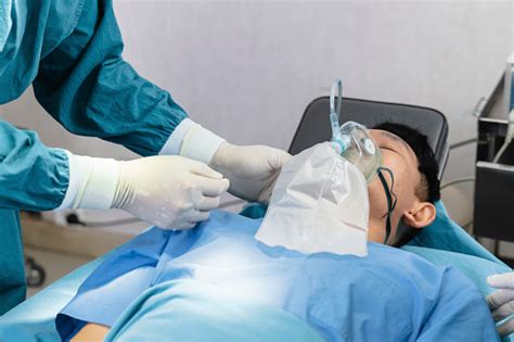보조 외과 의사는 수술을 준비하기 위해 인공 호흡기 산소 마스크에 환자를 넣어 25 29세에 대한 스톡 사진 및 기타 이미지 25 29세 2명 30 34세 Istock