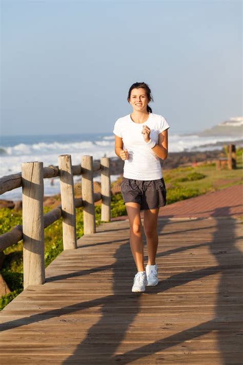 Предназначенная для подростков девушка Jogging Стоковое Изображение изображение насчитывающей