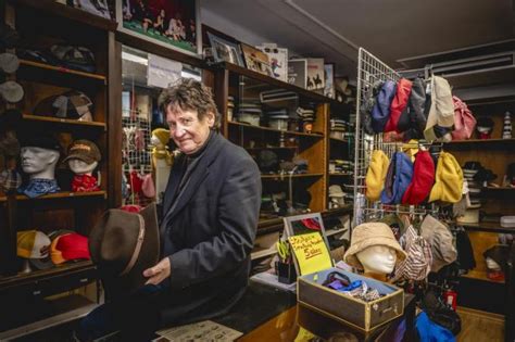 De Plek Waar Zelfs James Ensor Goedgemutst Werd Deze Winkel Verkoopt Al Meer Dan 100 Jaar