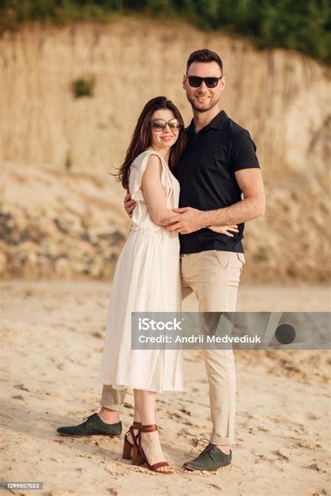 호수 근처 해변에서 행복한 연인 젊은 부부는 여름 야외에서 일몰에 껴안고있다 사랑에 빠진 남자와 여자 사랑과 가족의 개념 전체 길이 닫습니다 25 29세에 대한 스톡 사진