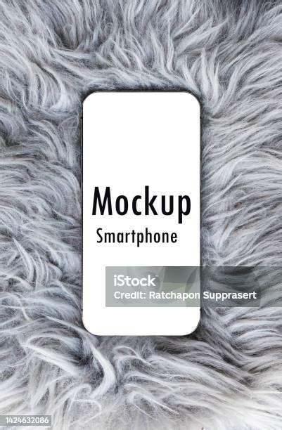 모형 흰색 화면과 회색 양모 깔개에 클리핑 경로가있는 스마트 폰 스마트폰에 대한 스톡 사진 및 기타 이미지 스마트폰 하이 앵글 호화로움 Istock