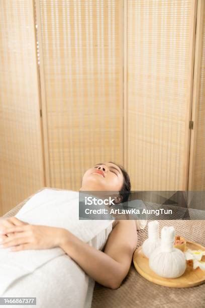 스파 환경에서 아름 다운 여자 목욕 가운에 목욕 가운을 입고 집에서 마사지와 얼굴로 자신을 스파 아름다움의 개념 가꿔주기에 대한 스톡 사진 및 기타 이미지 Istock