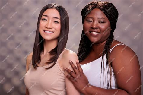 Piękne Młode Kobiety O Różnych Typach Ciała I Pochodzeniu Etnicznym