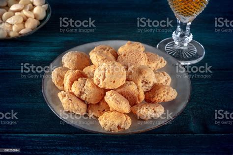 아마레티 전통 이탈리아 아몬드 쿠키 아마레토 리큐어 한 잔 0명에 대한 스톡 사진 및 기타 이미지 0명 겨울 계절 Istock