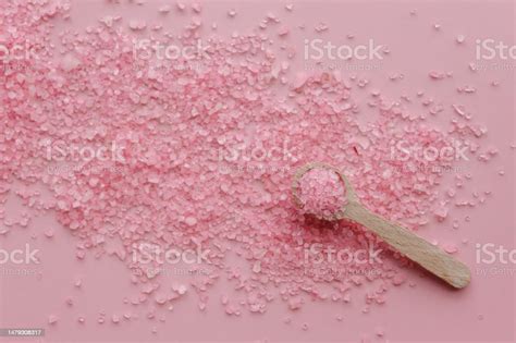 분홍색 배경에 향기로운 분홍색 히말라야 바다 소금 수제 허브 목욕 소금 스킨 케어 스파 뷰티 목욕 화장품 휴식 자연스러운 피부