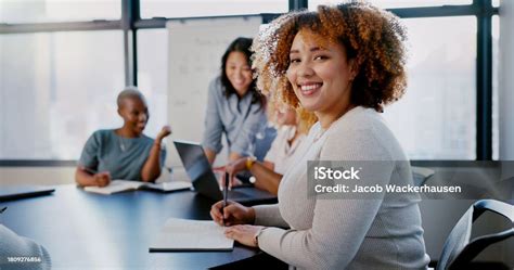 계획 회의 및 팀과 함께 프로젝트 전략 및 의제에 대한 메모가 있는 여성의 초상화 미소 성공 및 기업 비서가 직장에서 직장 토론 중에 노트북에 쓰는 것 여자에 대한 스톡