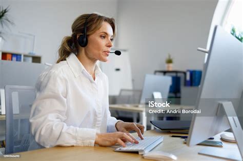 사무실의 컴퓨터에 앉아 마이크 헤드셋을 착용한 여성 콜센터 운영자 고객 서비스 담당자에 대한 스톡 사진 및 기타 이미지 고객