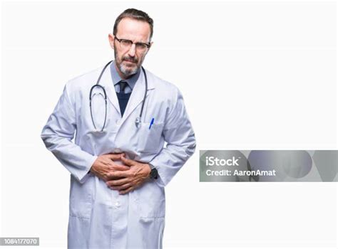 중 년 수석 노인의 의사 남자 착용 의료 유니폼 배경 속에 손으로 고립 때문에 소화 불량 고통 스러운 질병 기분이 나쁘다 통증 개념입니다 건강관리와 의술에 대한 스톡 사진
