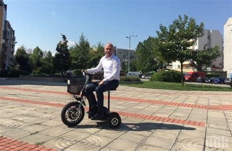 Кмет инспектира района си с електрическа триколка Информационна агенция ПИК