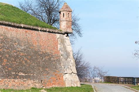 Rumah Jaga Dengan Celah Di Sudut Bangunan Benteng Bata Tua Foto Stok