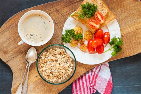 아침 식사 뮤즐리 커피 토스트와 토마토 테이블 상단보기 선택적 초점 복사 공간 감자 요리에 대한 스톡 사진 및 기타 이미지 감자 요리 건강한 생활방식 건강한 식생활