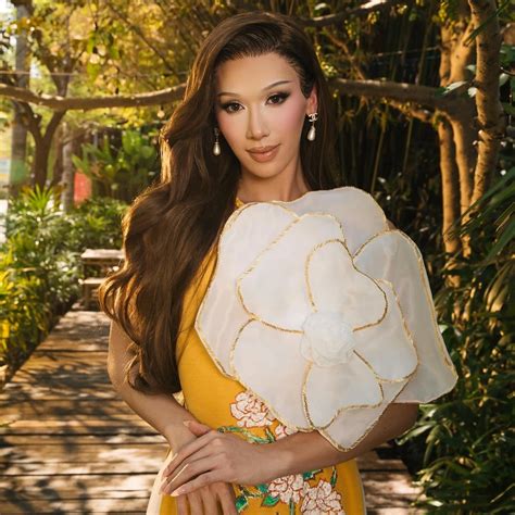 Plastique Tiara Drag Queen Gốc Việt được Ví Như Búp Bê Sống Giả Gái