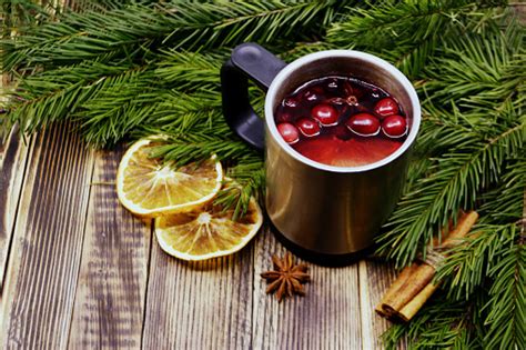 크리스마스 Mulled 와인 금속 머그잔 향신료와 함께 지구 온난화 음료 전나무로 장식 하는 겨울에에서 크랜베리와 말린된 오렌지 분기 0명에 대한 스톡 사진 및 기타 이미지
