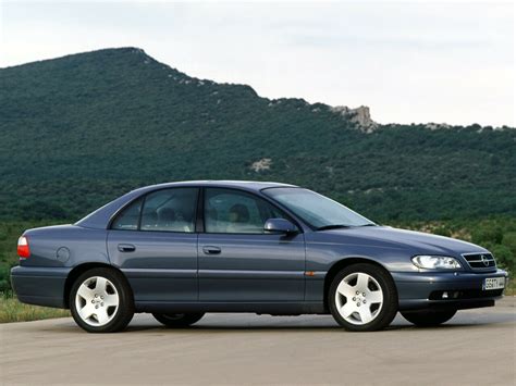 Сравнение Dongfeng Aeolus Huge и Opel Omega по характеристикам