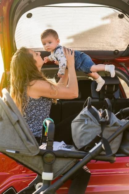 Madre Con Su Hijo Jugando En La Parte De Atrás Del Auto Foto Premium
