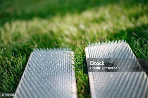 소녀는 손톱에 서있다 요가 연습을위한 사두 나무 보드 못을 박는 연습 0명에 대한 스톡 사진 및 기타 이미지 0명 러시아 마사지 Istock