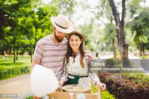 테마 요리 과자 가족 작은 사업 이다입니다 연인 한 쌍의 젊은 남자와 여 자가 상인 모자 콘센트의 소유자에에서 게 사탕 Floss 요정 치 실 또는 솜 사탕 공원에서 여름에